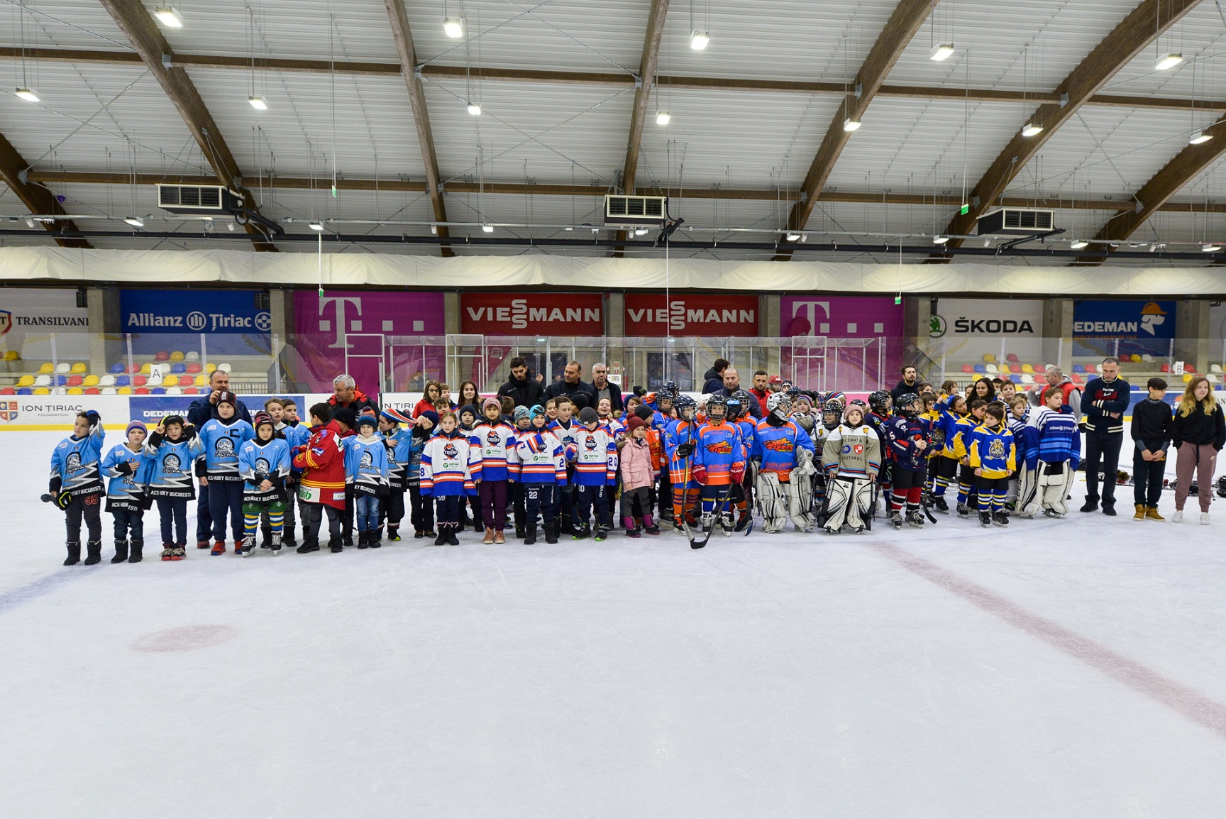 2 zile de competitii, 18 echipe de hochei copii la categoriile de ...